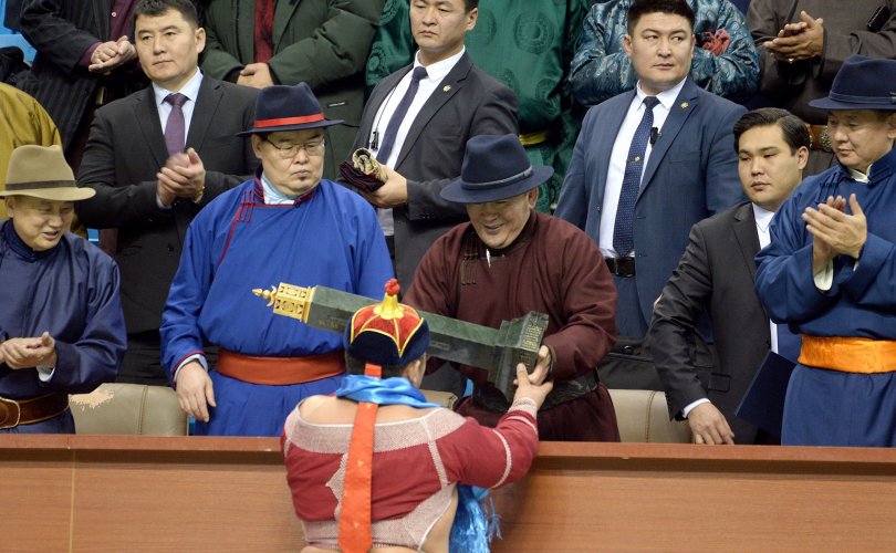 Ерөнхийлөгчийн нэрэмжит цомын төлөөх барилдаанд Улсын харцага Б Бат Өлзий түрүүлэв Miningworld